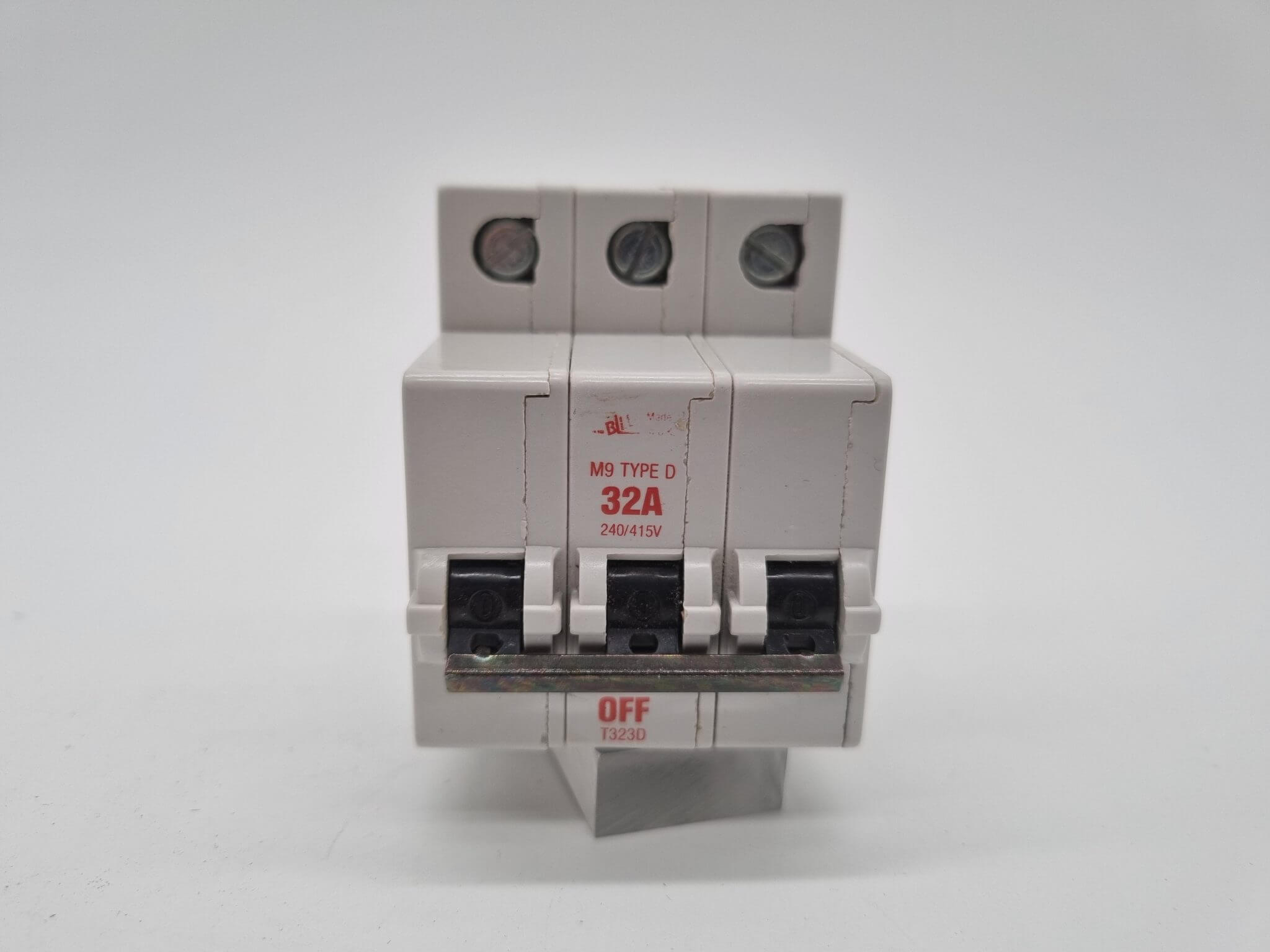 Bill MCB 32 Amp Type D M9 Triple Pole 3 Phase 32A Memshield 1 323MD ...